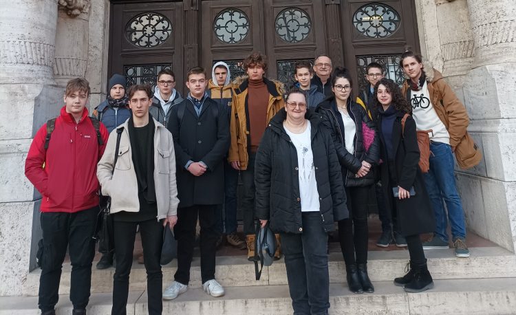 Továbbjutás az Országos Kosáry Domokos Történelem Versenyen - Egri Dobó ...